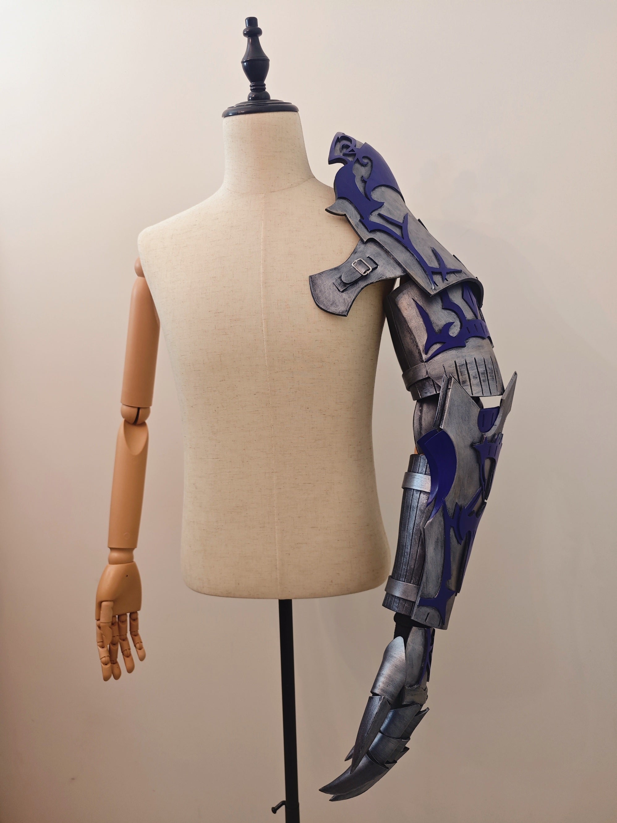Ravus Nox Fleuret Arm Cosplay for Sale – CosplaySparks